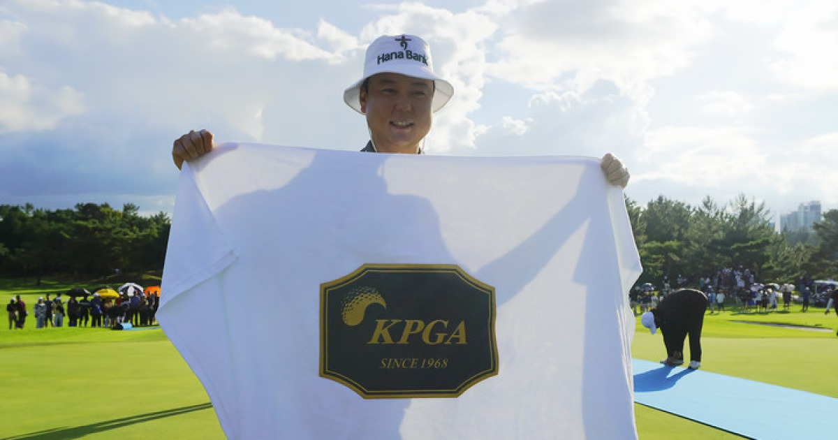 [mhn포토] 함정우 'KPGA 우승 휘장~'