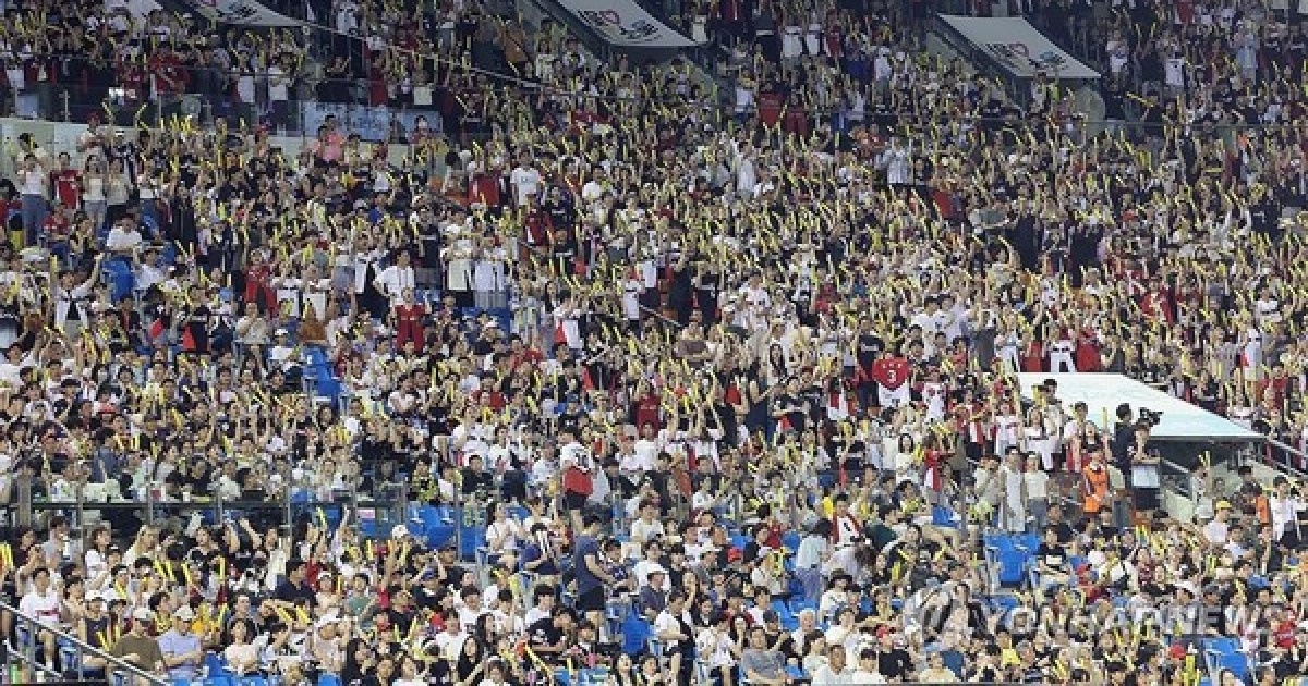 '꿈이 현실로'… KBO리그, 프로스포츠 사상 첫 1000만 관중 돌파