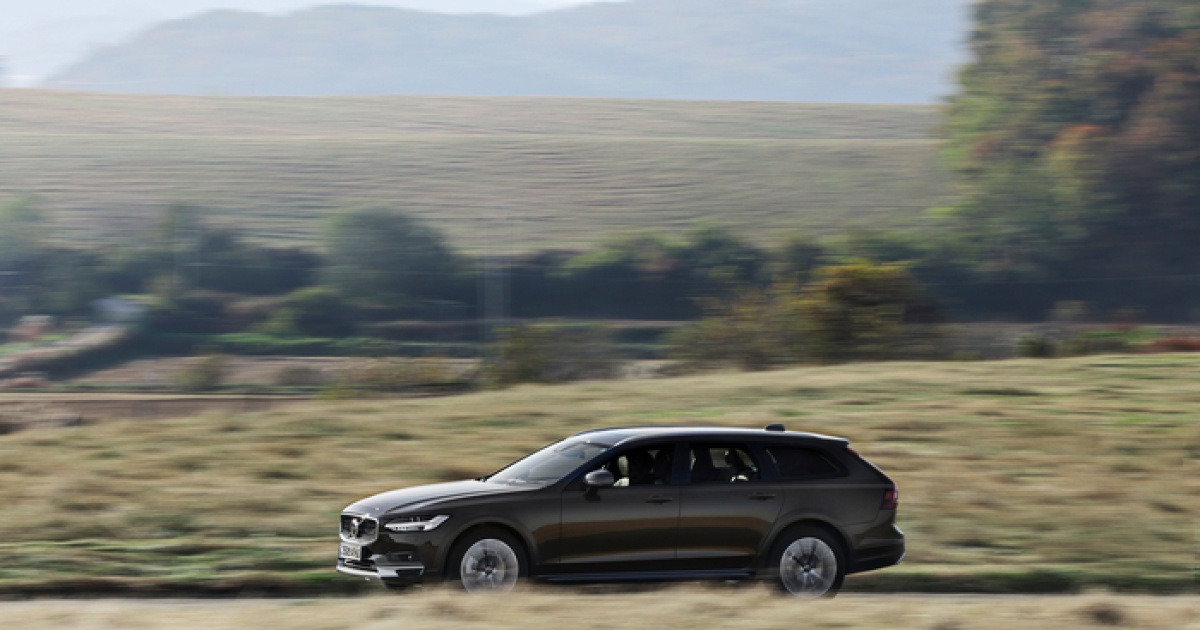 세단·SUV 장점 장착, 오프로드 달리는 맛 추가한 ‘볼보 V90 크로스컨트리’[김준의 이 차 어때?]