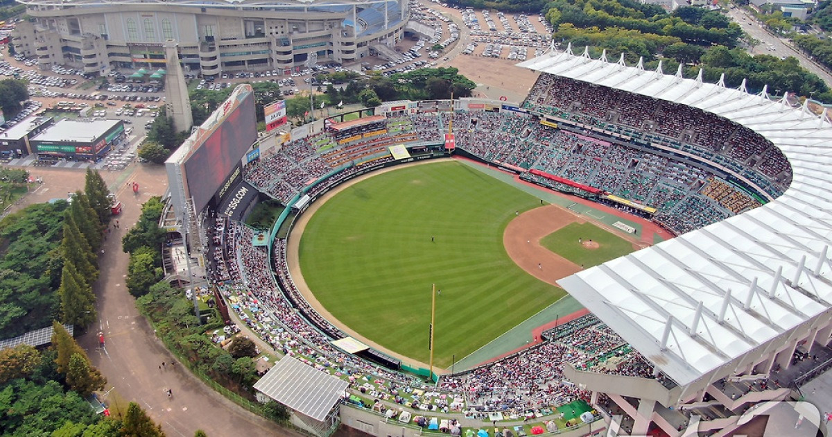 드디어 넘었다, 출범 42년 KBO리그 ‘1000만 관중’ 시대 활짝