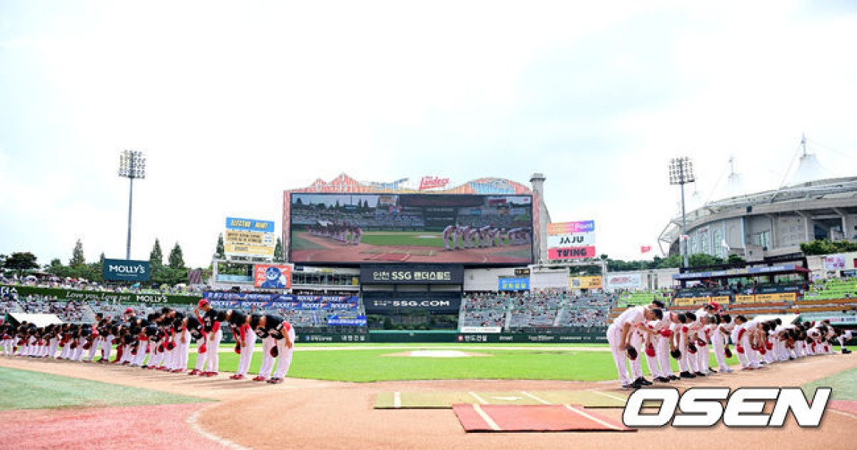 '1000만 관중 달성' 감사 인사 전하는 KBO리그 [사진]
