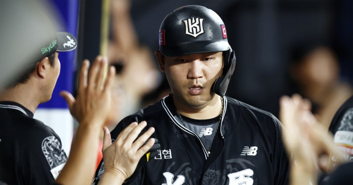 '삼성 매직넘버 잡은 마법사 군단' KT, 소형준 722일 만에 승리+장성우 6타점 원맨쇼 앞세워 12-5 승리 [수원에서mhn]