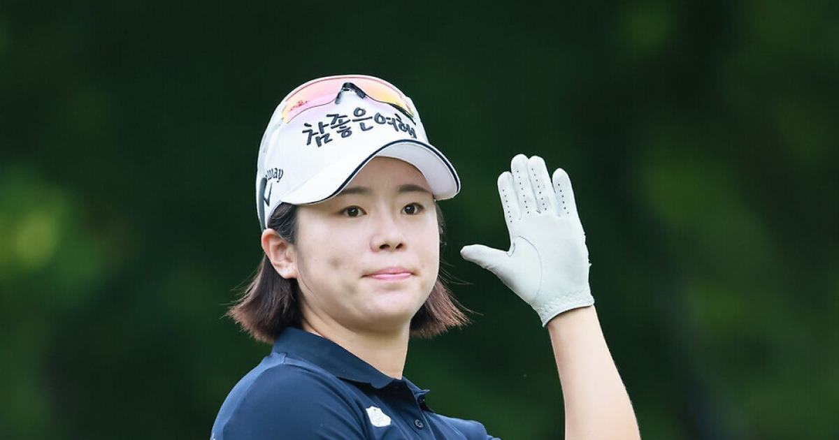 [STN포토]반갑게 손인사하는 이기쁜