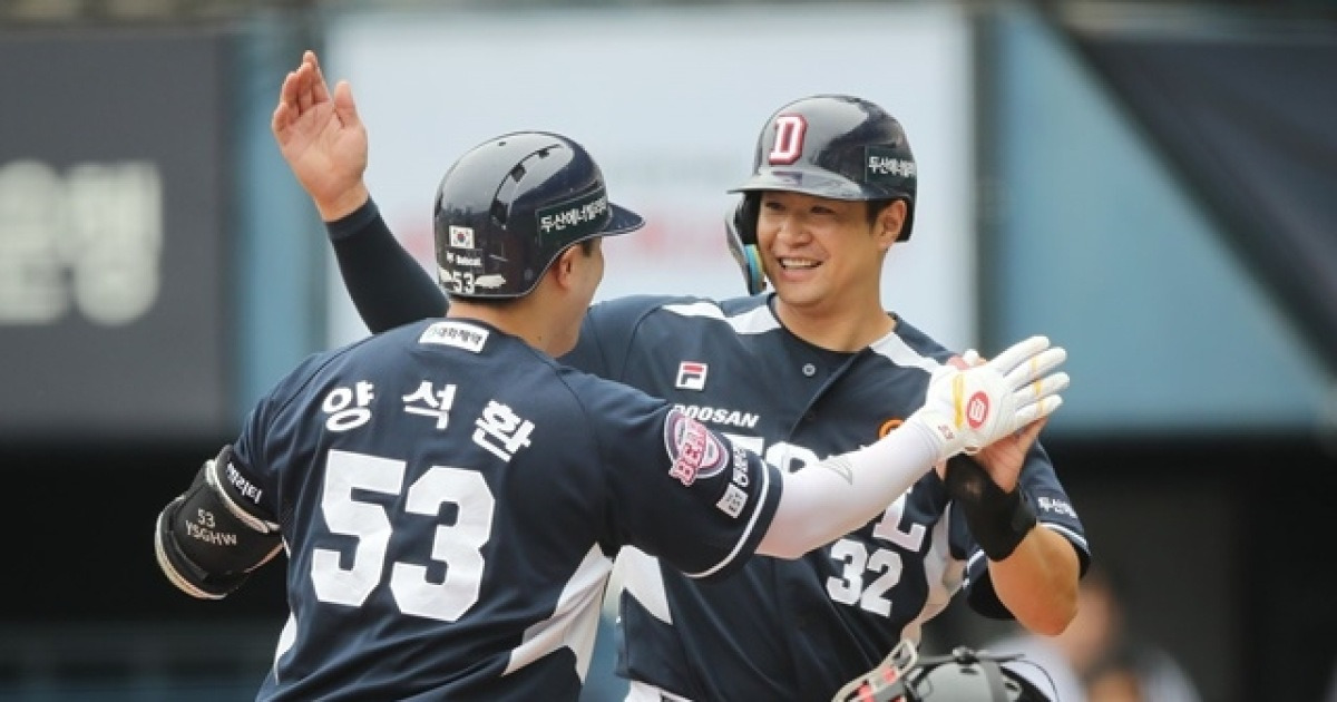 ‘3위 포기 안 했다!’ 두산, ‘양석환 2홈런 6타점’ 앞세워 LG DH 1차전 14-7 완승 장식…5연승 질주