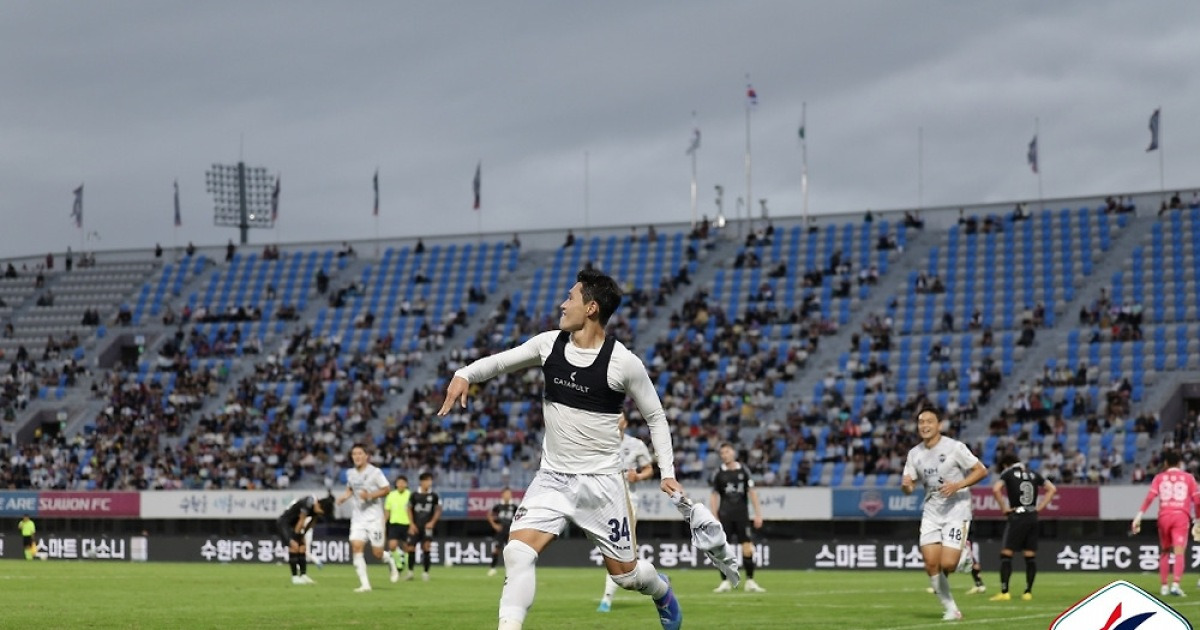 [K리그1 31R] '우승 경쟁 끝나지 않았다!'...이동경 '환상적인 왼발+다이빙 헤더' 맹활약→김천, 수원FC 4-2 제압