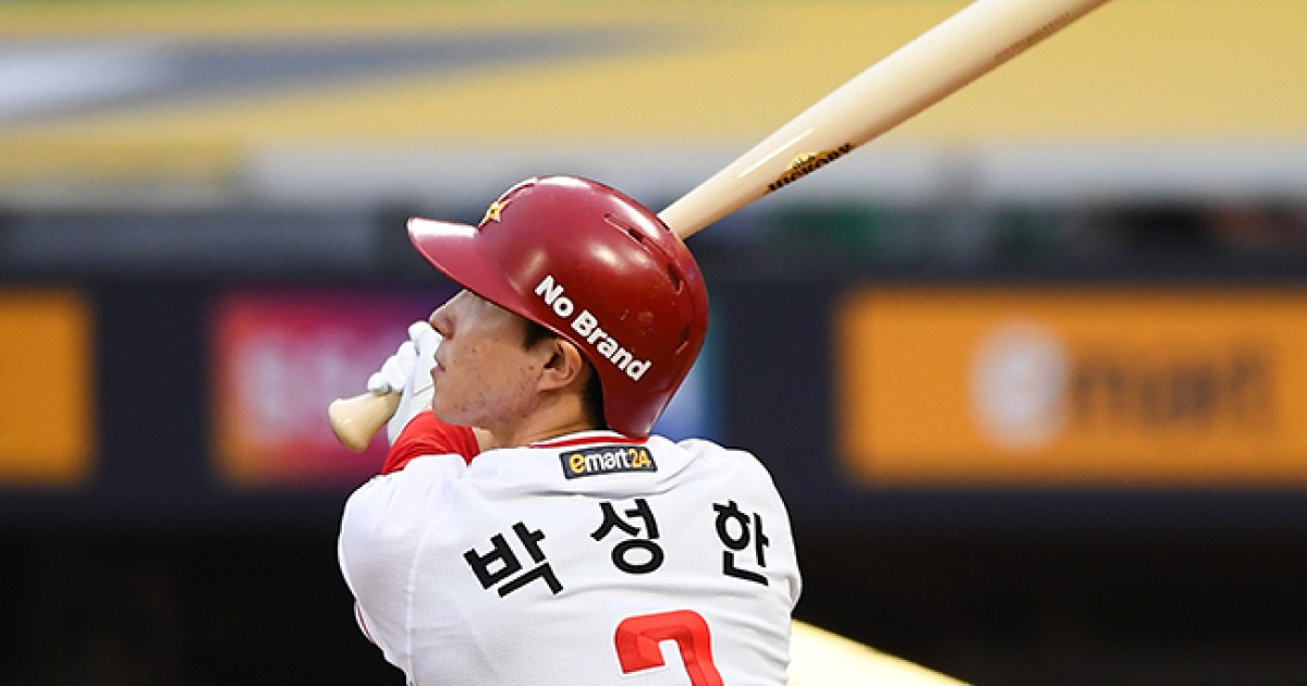 '박성한 3안타+엘리아스 7이닝 1실점' SSG, KT에 4-1 승리…5위 싸움 아직 모른다