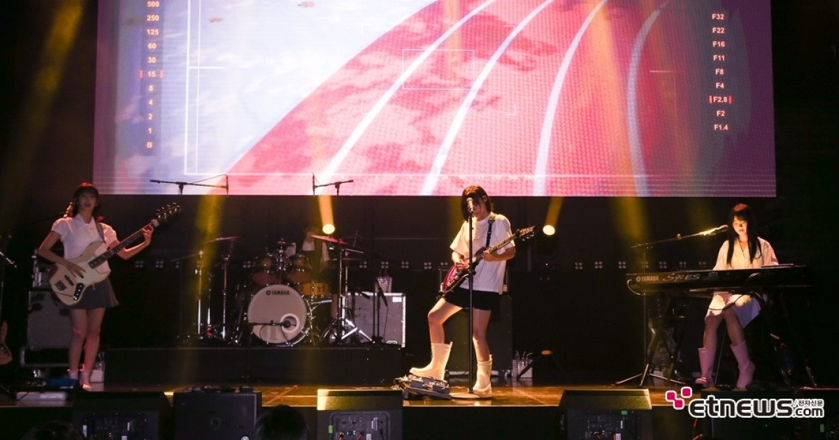 [ET포토]QWER, '내 이름 맑음 첫 공개'