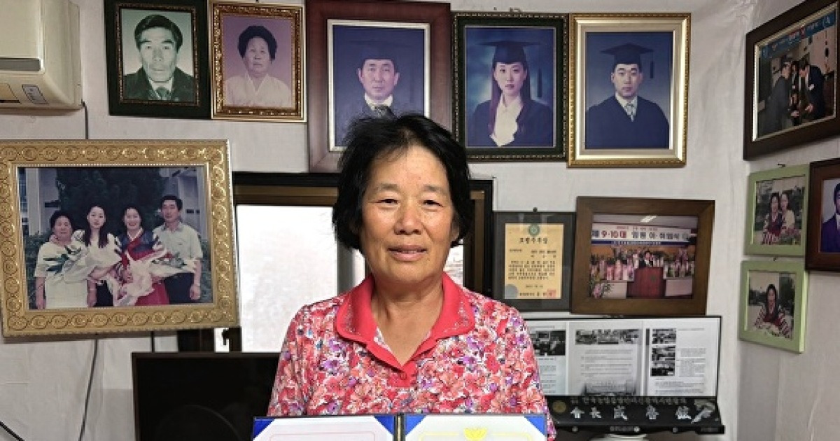 한효진 이금분 금탄동 새마을부녀회장에 칭찬인증서 전달