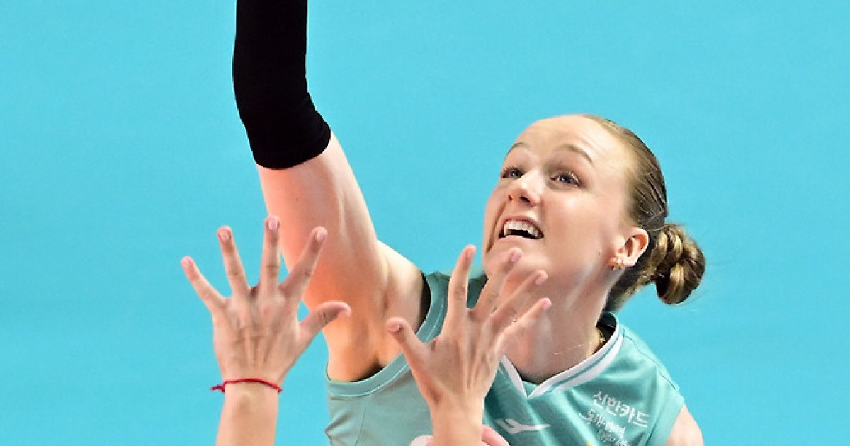 '배구는 키가 깡패지...' 6블로킹 23득점 194cm OH의 충격 데뷔전. "한국 서브 강한 것 알아. 도전하겠다"[통영 인터뷰]