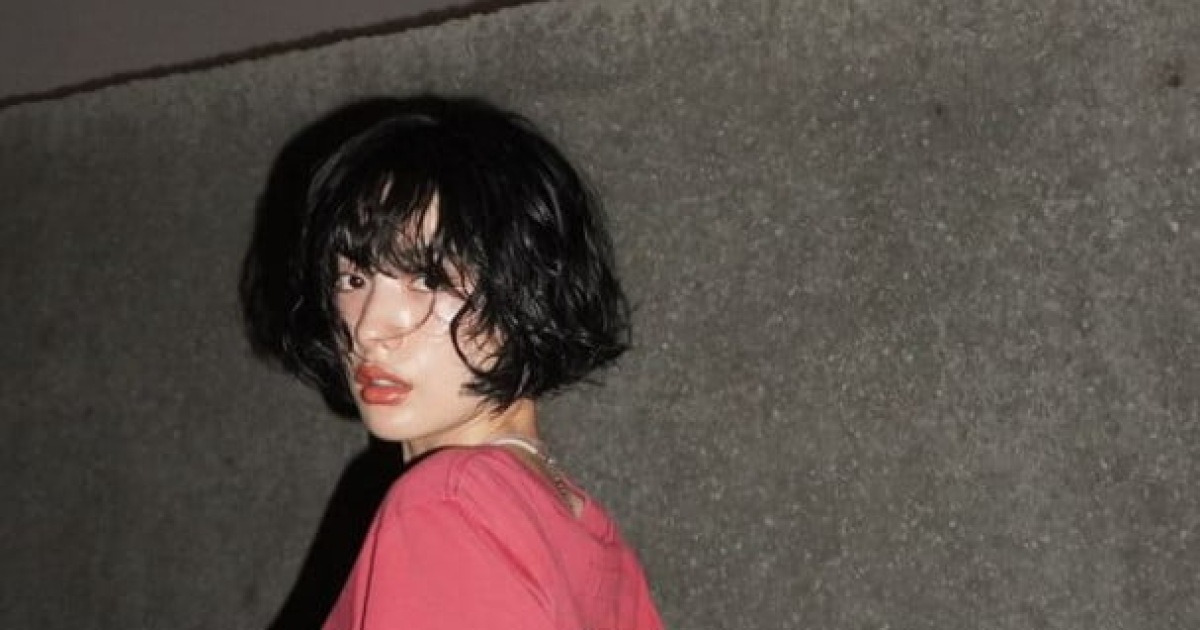 '171cm 48kg' 나나, 33세라 멜빵 입기 싫었나…자꾸만 벗으려는 '나쁜 손'