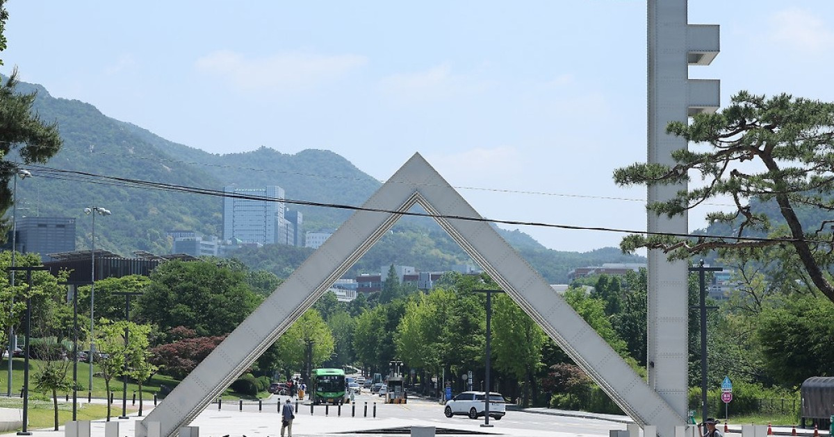 서울대 의대 학생들 1학기 휴학 승인…정부 “엄정 대처할 것”