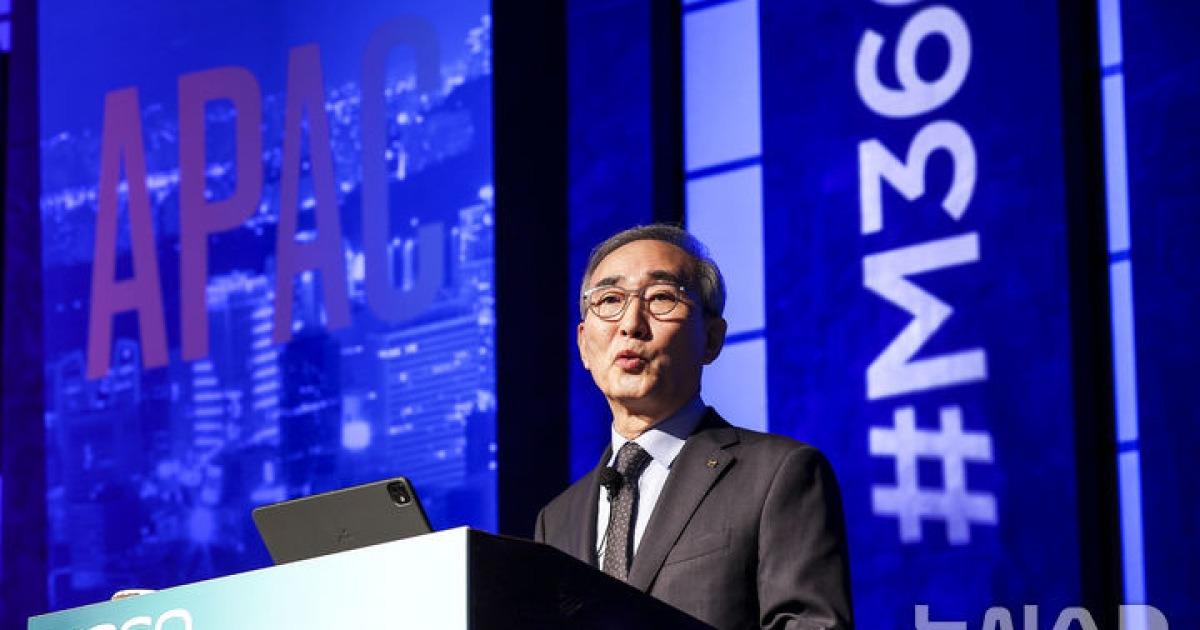 2024 M360 APAC에서 발표하는 김영섭 KT 대표이사