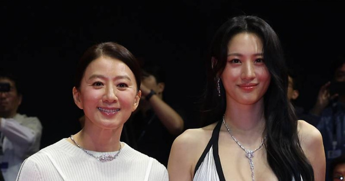 [29th BIFF] 레드카펫 키워드는 화이트…수현, 파격 드레스로 ‘눈길’