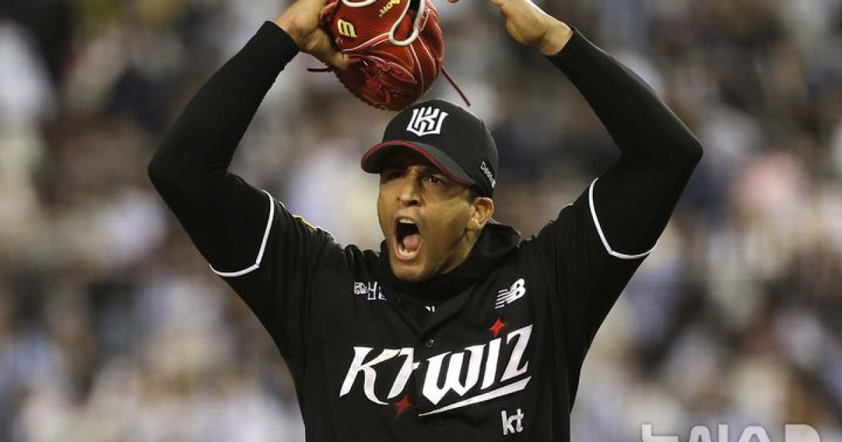 두산 압도한 쿠에바스의 완벽투…KT, WC 2차전으로 간다 [뉴시스Pic]