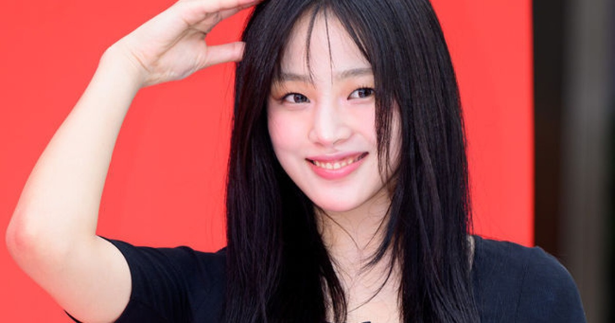 뉴진스 민지, 알고 보니 두린이…WC 1차전 두산 승리 기원 시구 나선다