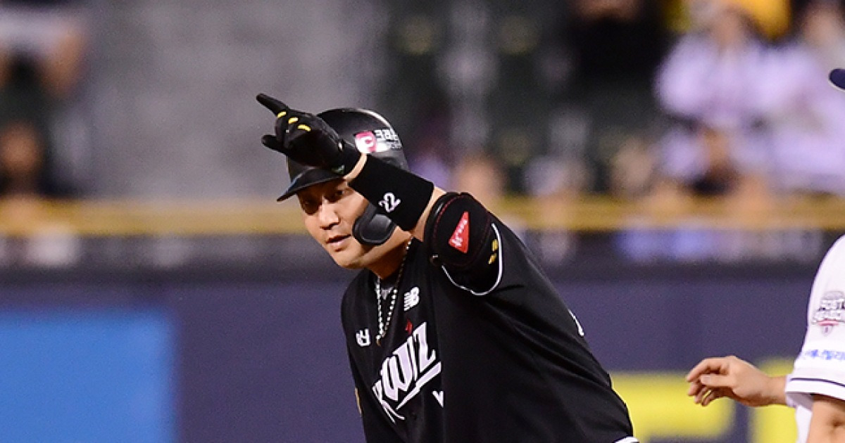 '1회 4연속 안타 폭발' KT, WC 1차전 시작부터 천적 곽빈 공략…KT, 3-0 리드