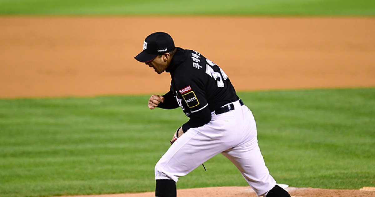 '쿠에바스 6이닝 9K 무실점' KT, WC 1차전 두산에 4-0 승리…가을 마법 시작됐다