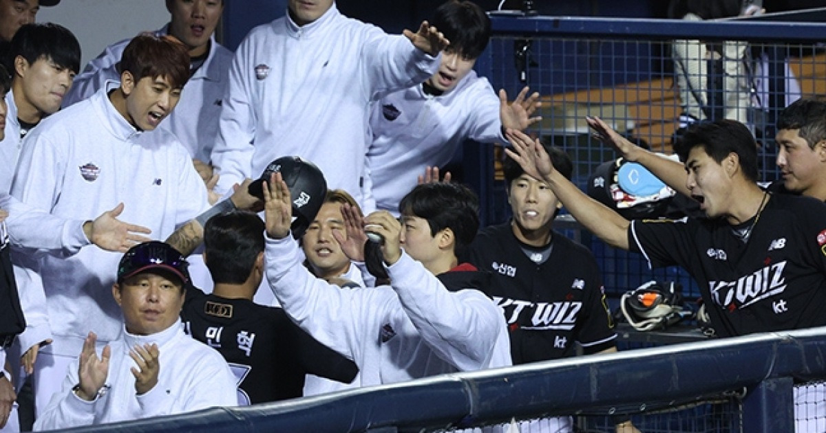 'KT 매직 통했다!' 쿠에바스 완벽투+1회 4득점→천적 격파, 'KBO 역사상 없었던 일' 2차전 이기면 기적을 쓴다 [WC1 현장리뷰]