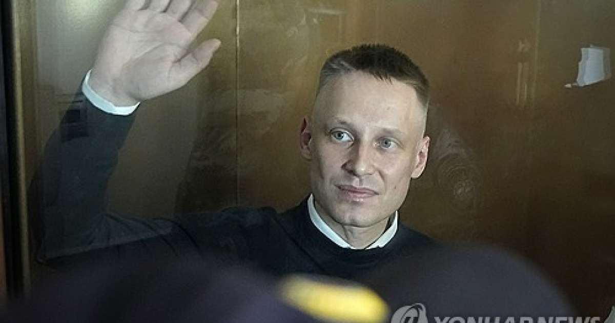 Russia Journalists Arrested
