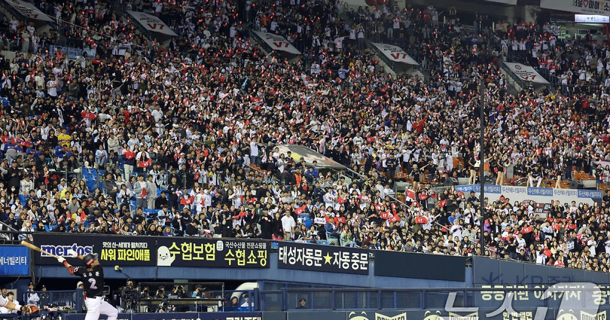 포스트시즌에도 계속되는 흥행 열기…두산 vs KT WC 2차전도 매진