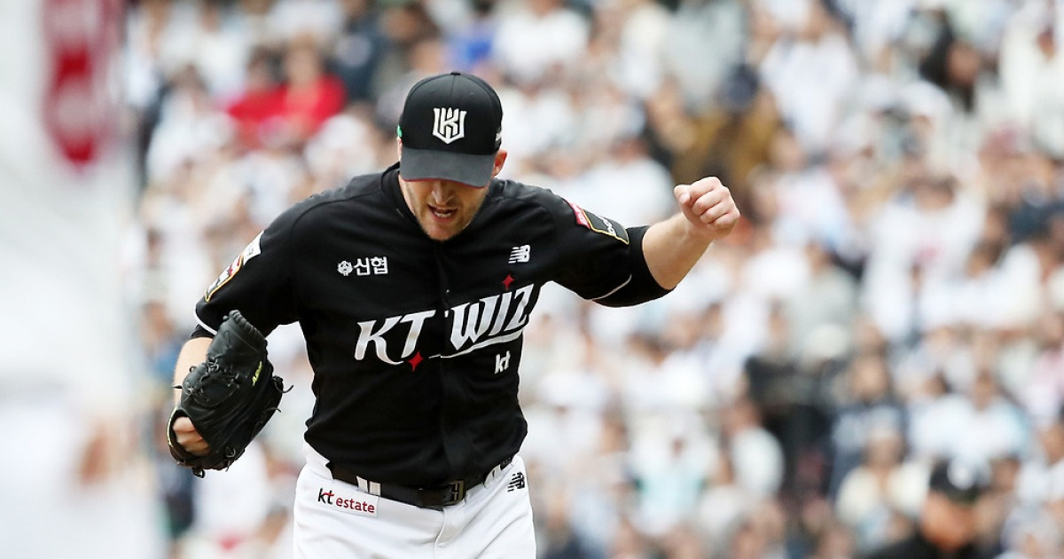 '업셋 보인다' KT 벤자민, 두산 상대 7이닝 6K 무실점 호투 [WC2]