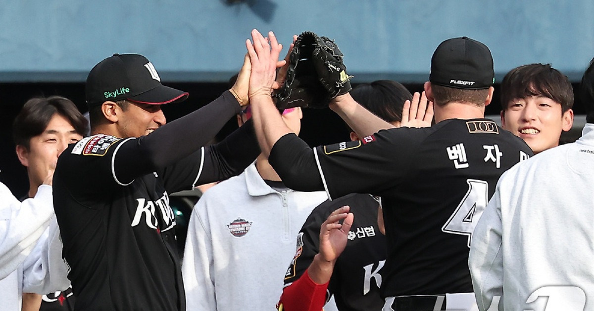 '0%'의 확률 깬 마법사의 기적…KT, 사상 첫 '5위 업셋' 주인공[WC2]