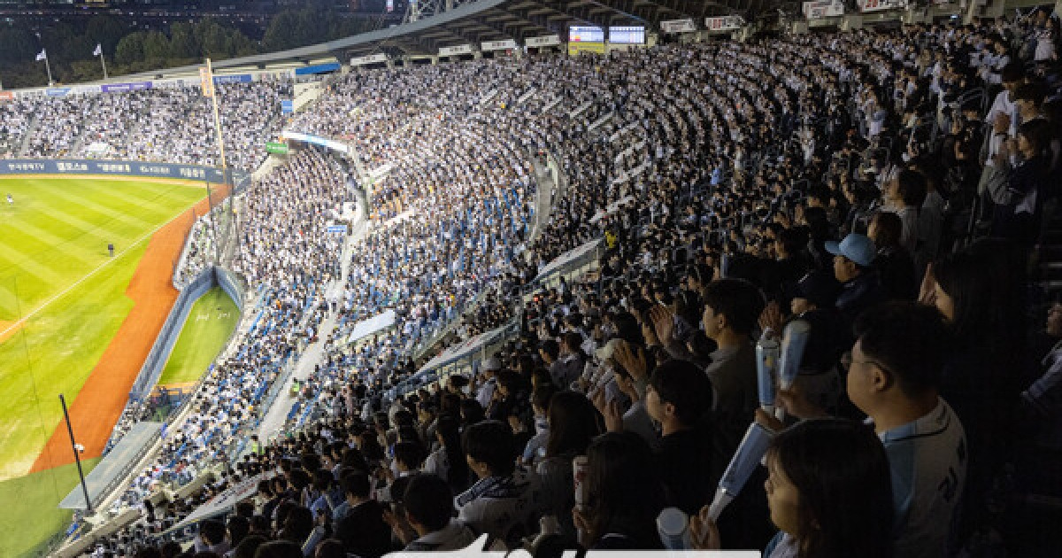 KBO는 휘파람, 포스트시즌 시작부터 연일 매진…WC 2차전도 관중 꽉 찼다