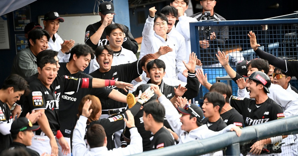 'KT 마법 앞에 0% 확률은 없습니다' 사상 최초 업셋, 기적의 준PO행...두산, 2년 연속 WC 무대서 '눈물' [WC2 현장리뷰]