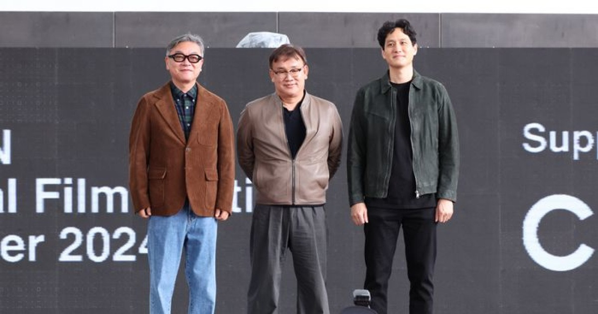 포즈 취하는 김성수 감독-김의성-박해준 [29th BIFF]