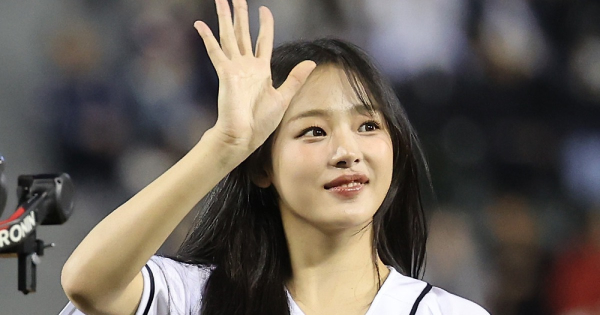 NewJeans' Minji throws ceremonial first pitch — in pictures
