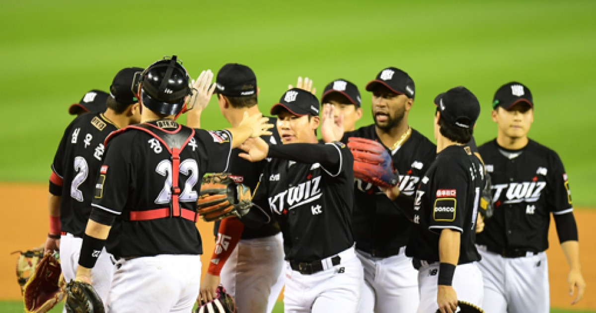 마법의 KT, 벤자민 앞세워 사상 첫 WC 업셋 이룰까…위기 몰린 두산은 최승용에게 기대 걸어 [WC2 프리뷰]