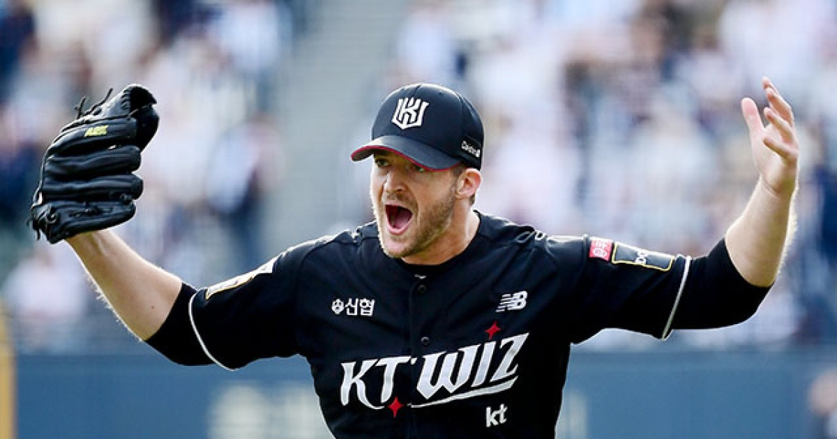 사상 첫 업셋! KT, 두산 꺾고 2연승 준PO 진출...마법의 계절은 계속된다 [WC2 현장]