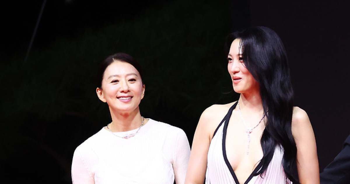 “우아 vs 과감” 같은 화이트 다른 느낌…김희애·수현 드레스 대결[29th BIFF]