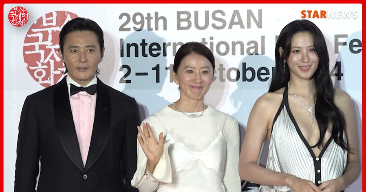 [2024 BIFF] 배우 김희애·수현, 화이트 드레스 대결 '우아 vs 파격' ★영상