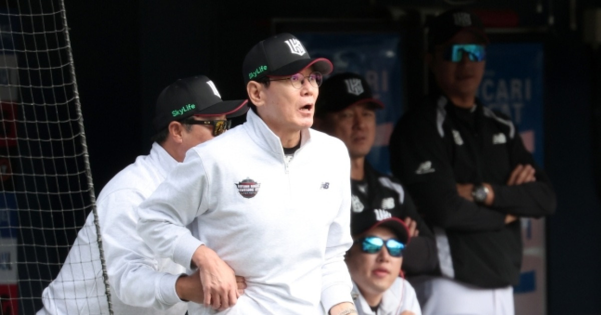 '수비 방해? 장성우! 들어와' 이강철 KT 감독 분노 폭발, 타자 철수 지시까지 [WC2 현장]