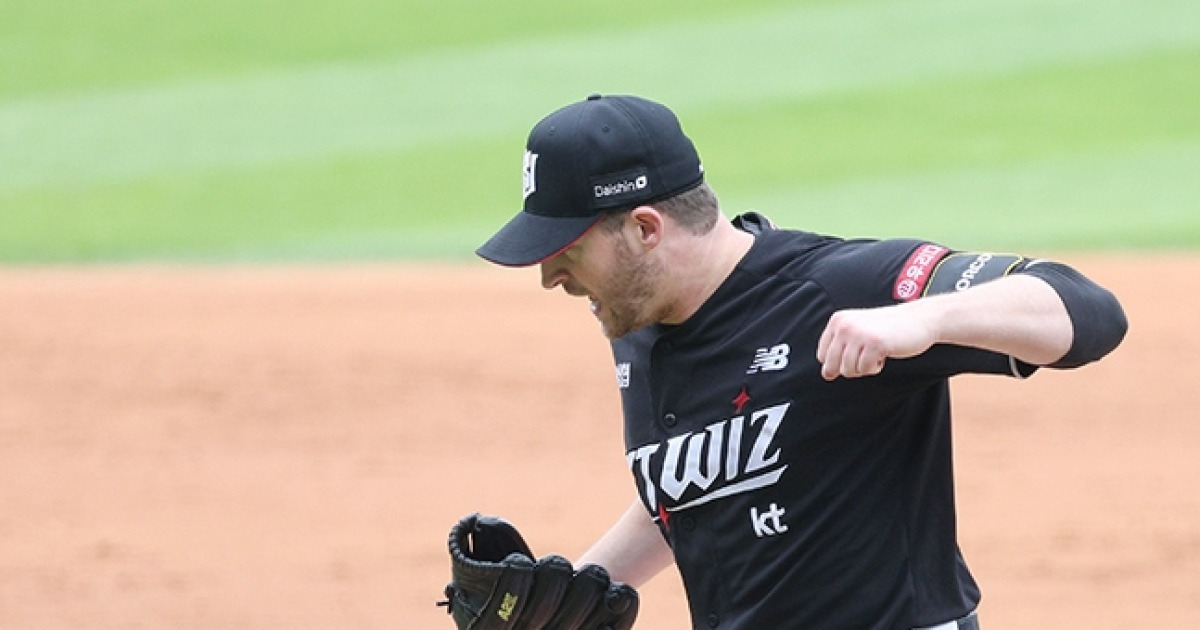 'KBO 최초 WC 업셋' KT가 기적을 썼다, 두산에 2연승 준PO 진출... 벤자민 7이닝 무실점+강백호 결승타 [WC2 현장리뷰]