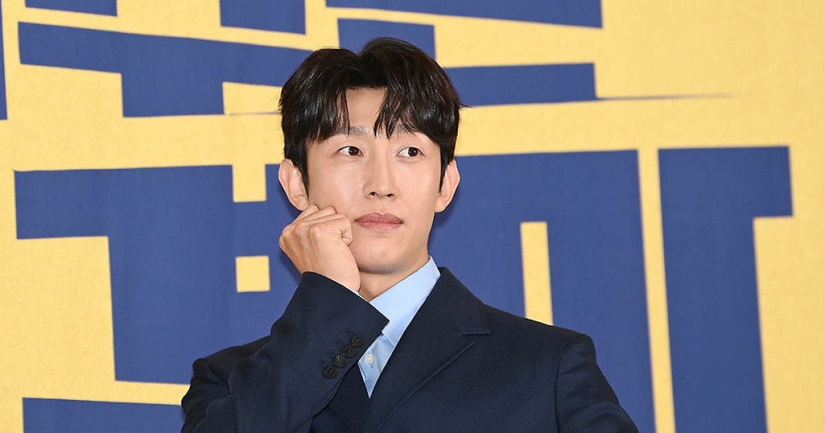 배우 강기영, KT-두산 와일드카드 결정전 2차전 시구…애국가는 뮤지컬 배우 고운 [WC2]