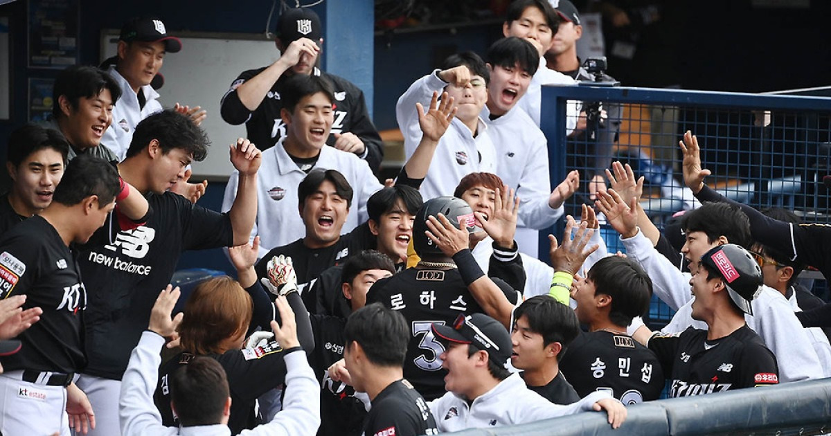 'KT가 해냈다!' 사상 첫 5위의 업셋…2G 연속 두산 '무실점' 완파+준PO 진출→작년 KS 상대 LG 만난다 [WC2]