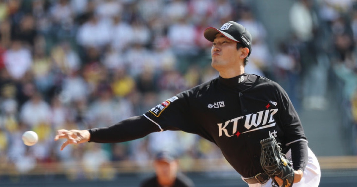 '역시 고퀄스' 고영표 4이닝 1실점 쾌투…KT, 3-1 리드 [준PO]