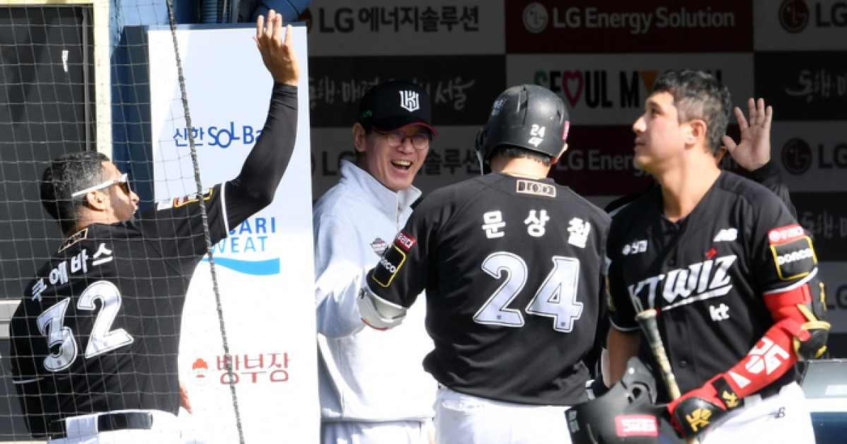 ‘야구 미신도 물리친 마법 행진’ KT LG 꺾고 작년 KS 복수···5위 결정전부터 4연승 질주 [준PO1]