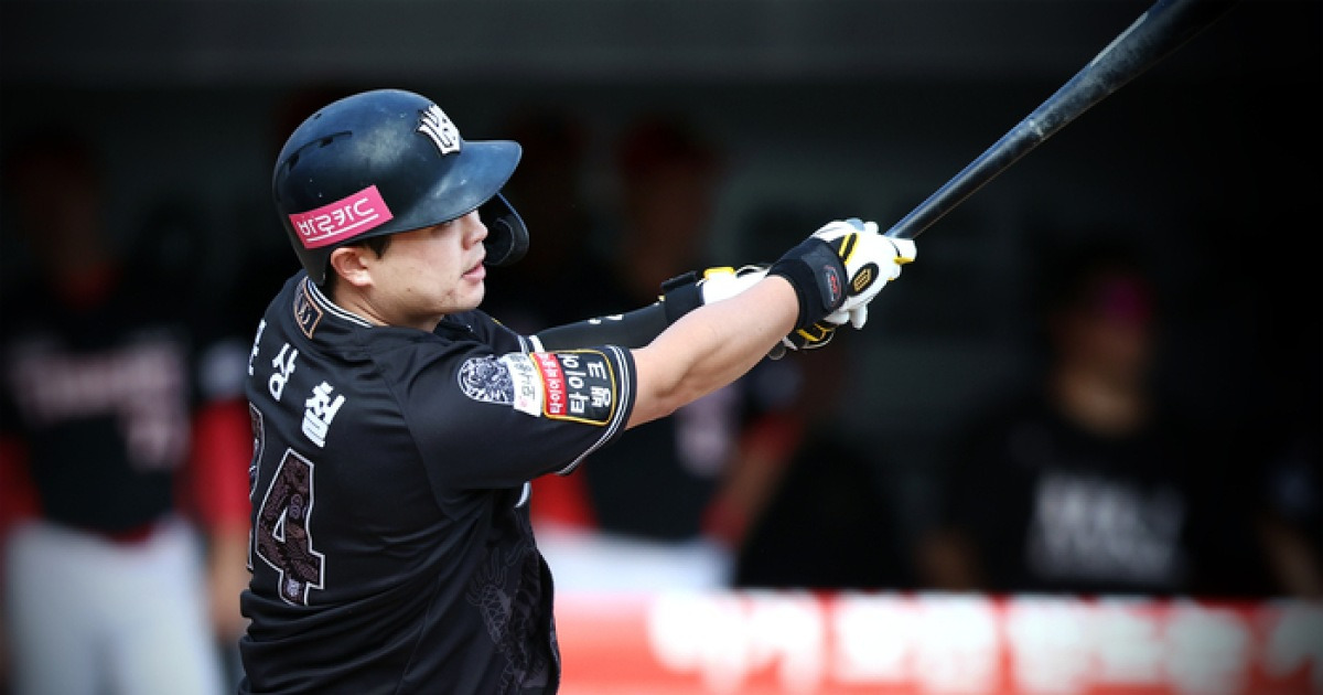 가을 첫 선발 KT 문상철, 첫 타석부터 기선제압 투런포[준PO1]