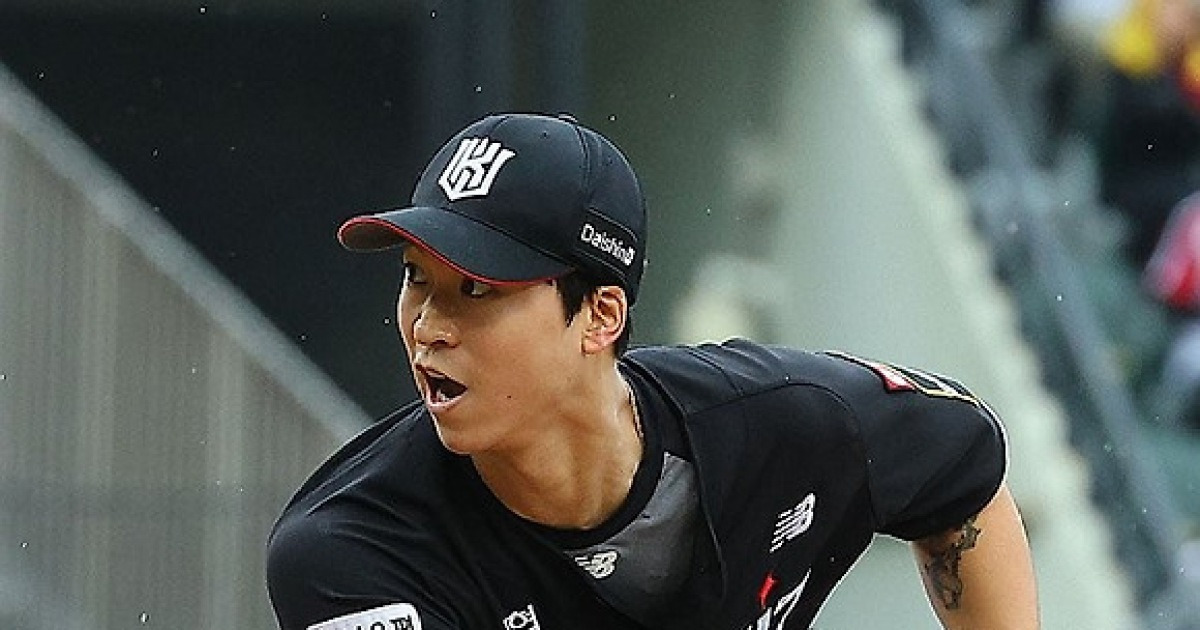 '아쉬운 수비 실책' KT 엄상백 5이닝 4실점 '결국 강판' [준PO2]