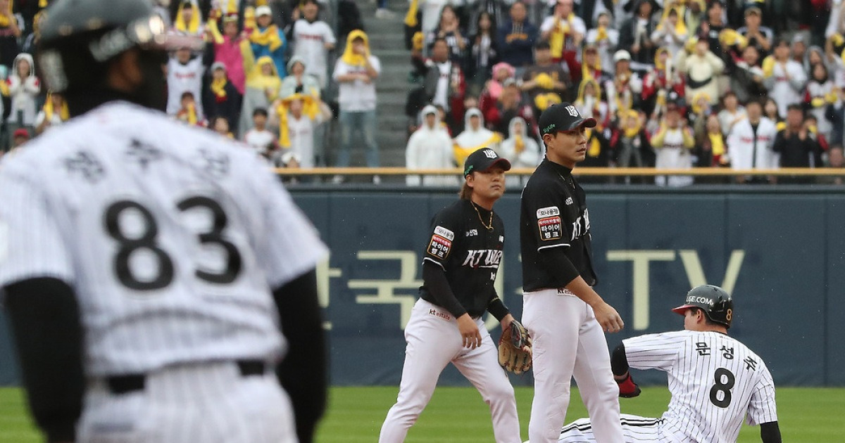 '발야구의 힘' LG, 준PO 한 이닝 최다 '3도루'로 동점[준PO2]