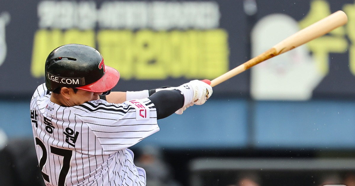 타선 폭발한 LG, KT에 7-2 역전승…시리즈 1승1패 [준PO2]