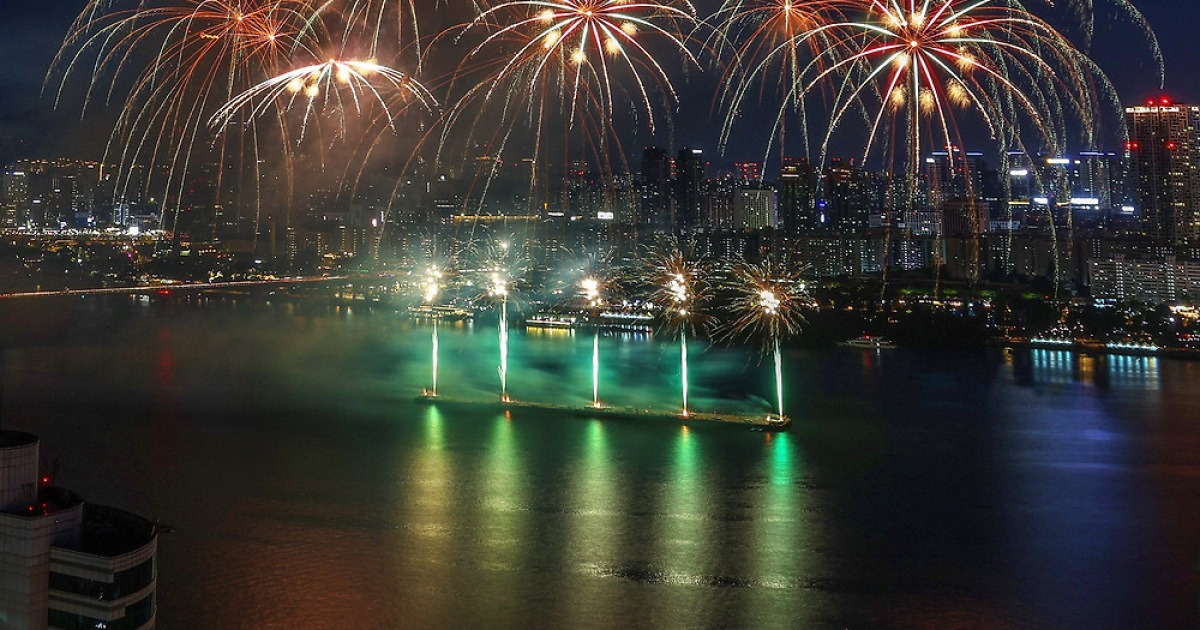 Yeouido convenience stores cash in as fireworks festival draws crowds
