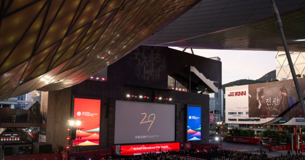 [와이라노] OTT 영화를 BIFF 개막작으로… 영화계 왜 달가워하지 않을까