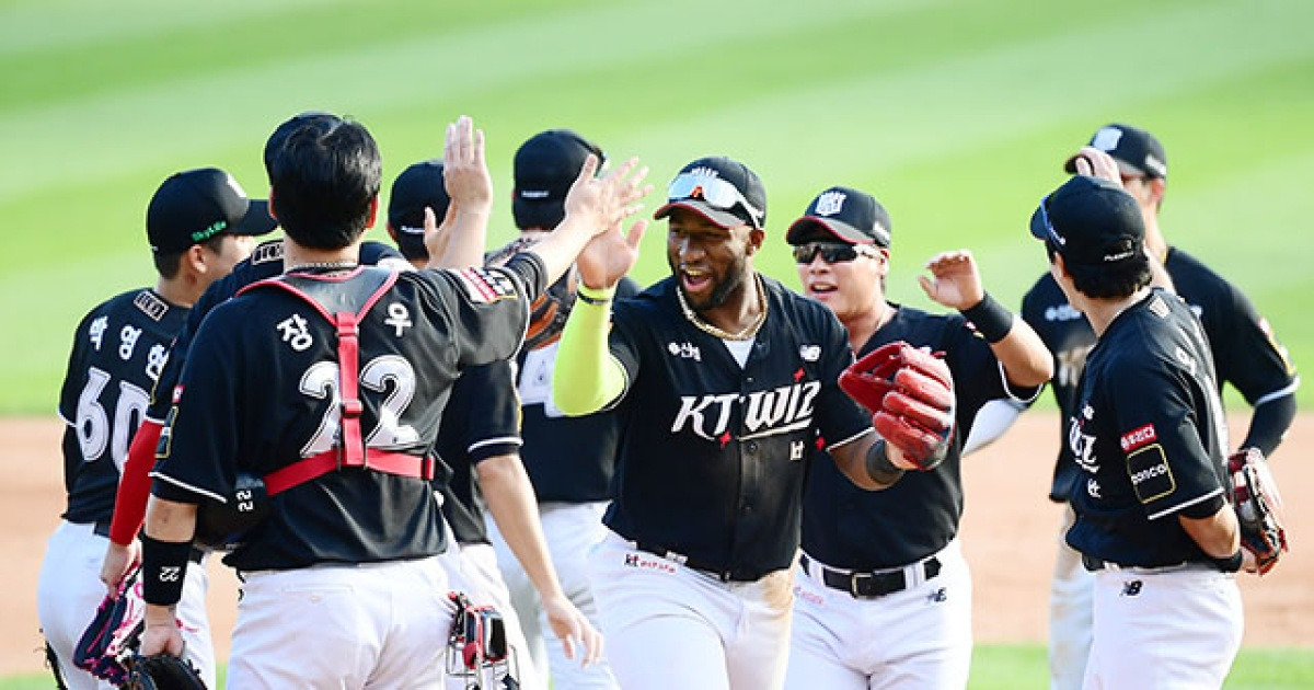 마법의 KT, 엄상백 앞세워 준PO 2차전서도 상승세 이어갈까…반격 노리는 LG는 임찬규로 맞불 [준PO2 프리뷰]