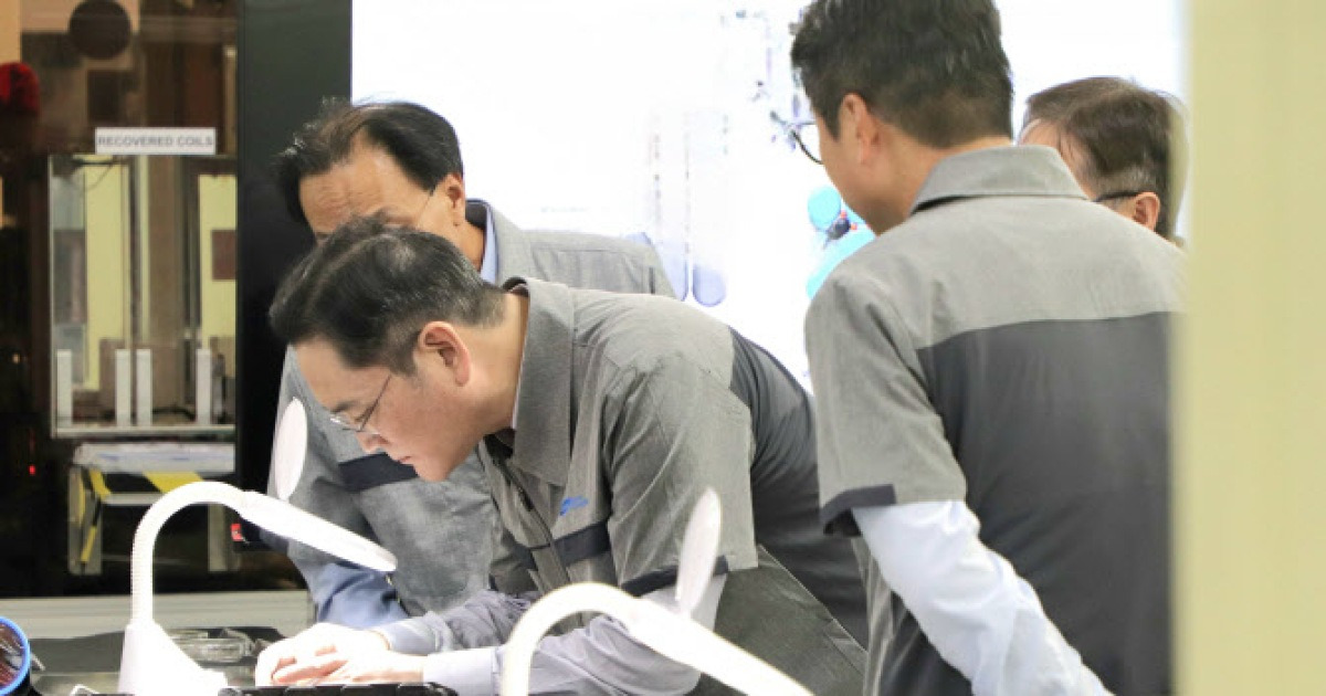 JY, '전자산업 쌀' MLCC 직접 점검…"AI·전기차 선점"