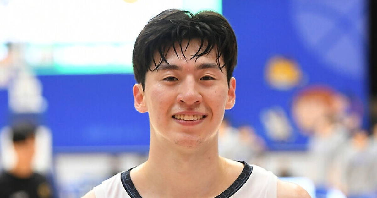 [KBL컵] 소노 이정현 'KBL DRAW 보드판 들고 한 컷'