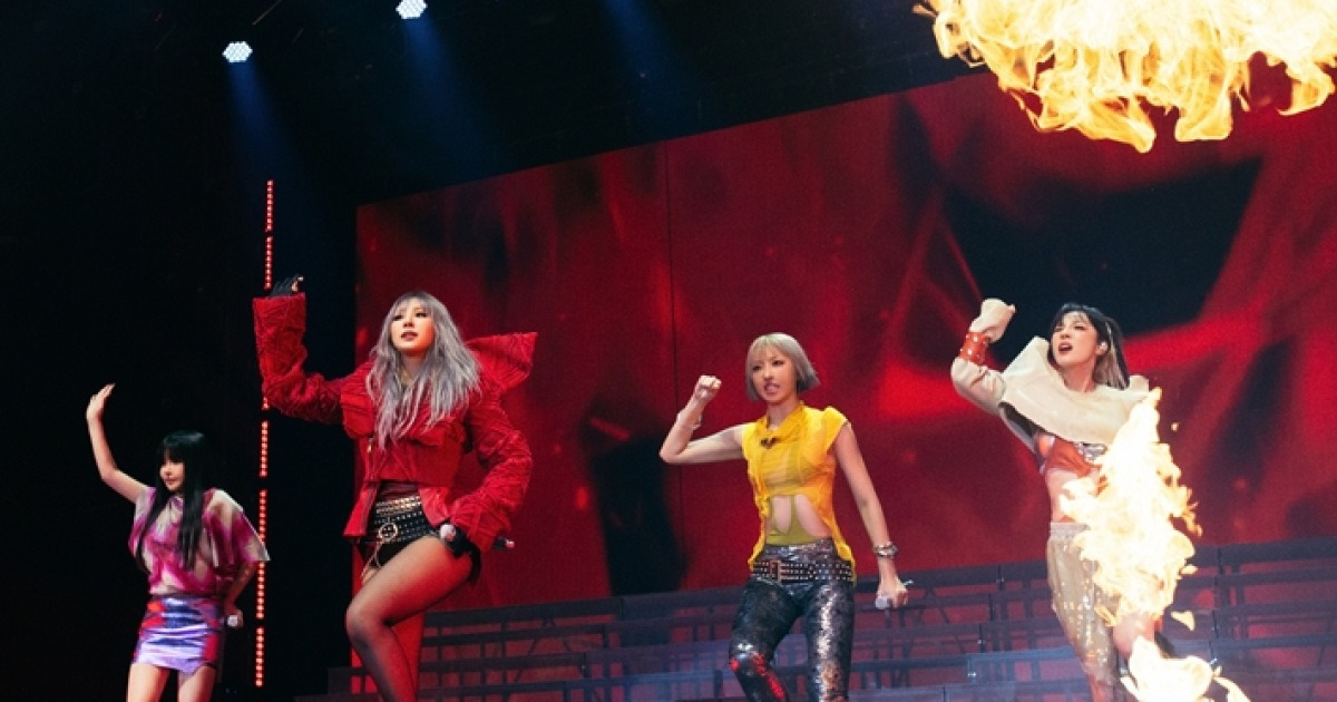 잠시 멈췄던 2NE1, '내일 없이' 뜨겁게 달린 라이브[노컷 리뷰]